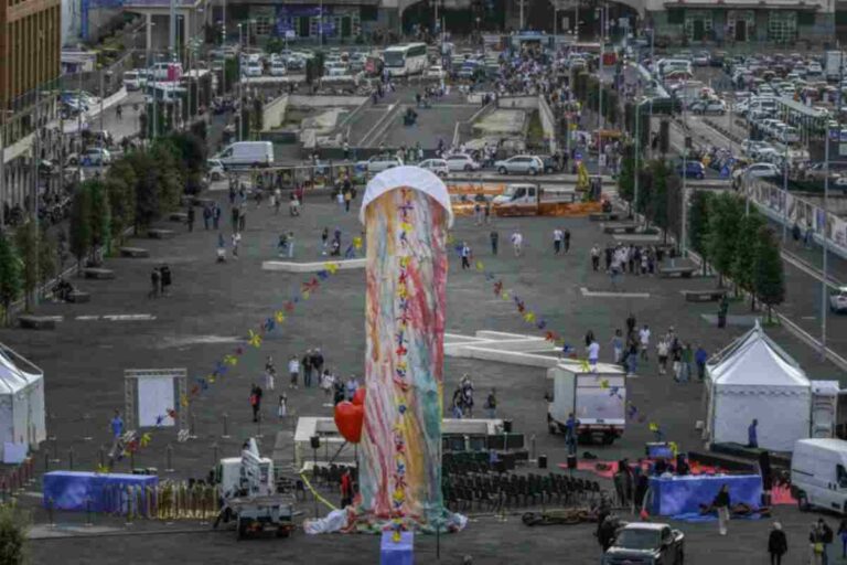 L'incredibile successo del Pulcinella fallico di Pesce, star assoluta ...